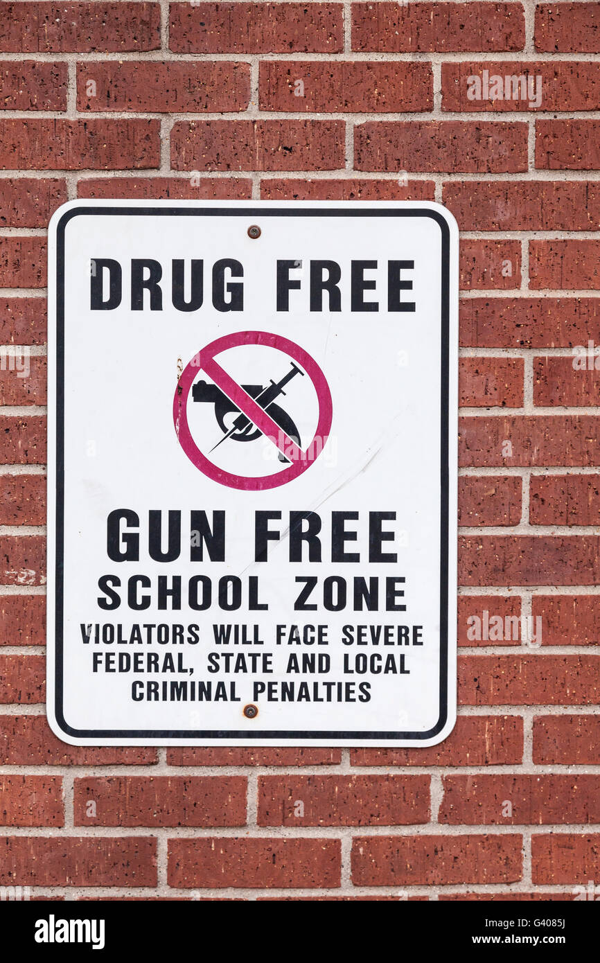 School gun free zone sign hi-res stock photography and images - Alamy