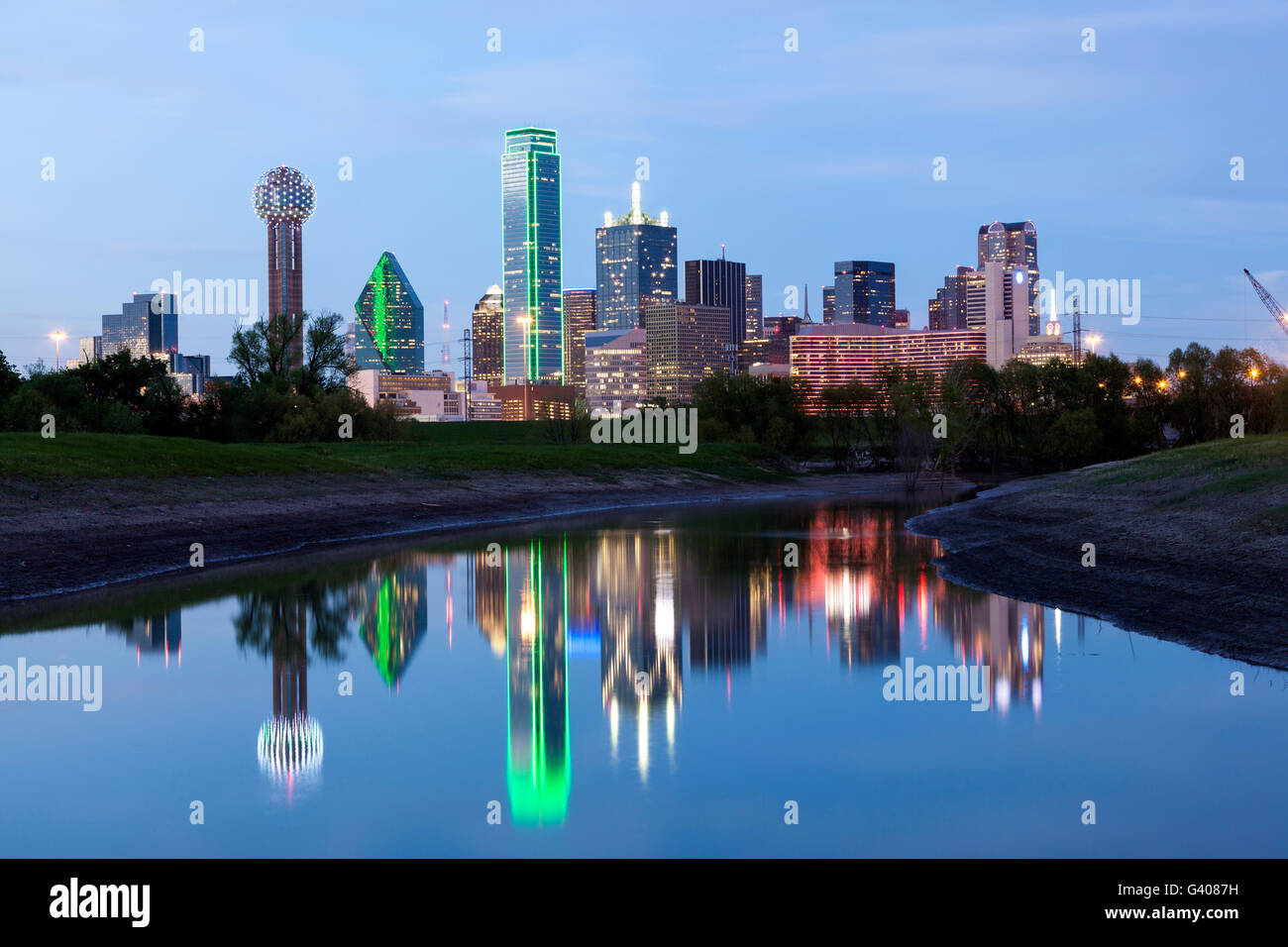 Downtown dallas skyline hi-res stock photography and images - Alamy