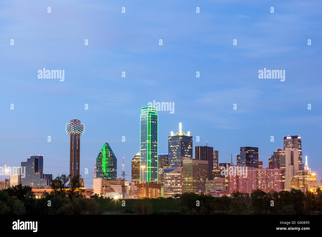Downtown dallas skyline hi-res stock photography and images - Alamy