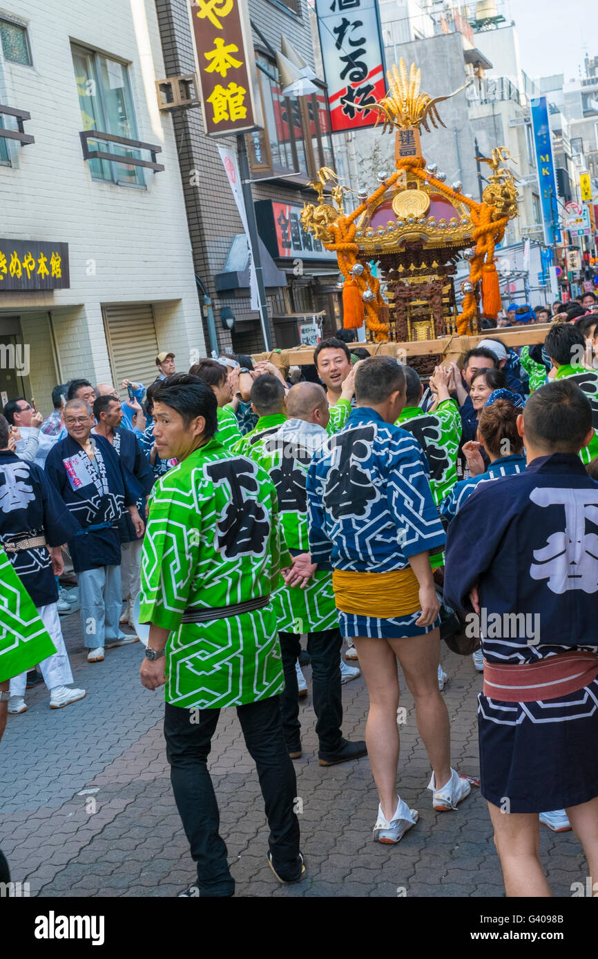 Men and women carrying a portable shrine in the Sanja Matsuri festival in Tokyo Japan Stock ...