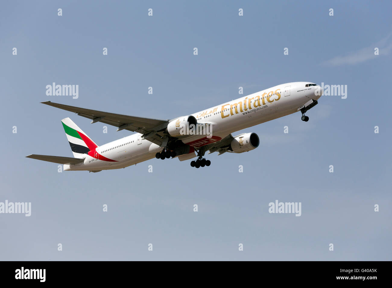 Boeing 777 flying airborne hi-res stock photography and images - Alamy