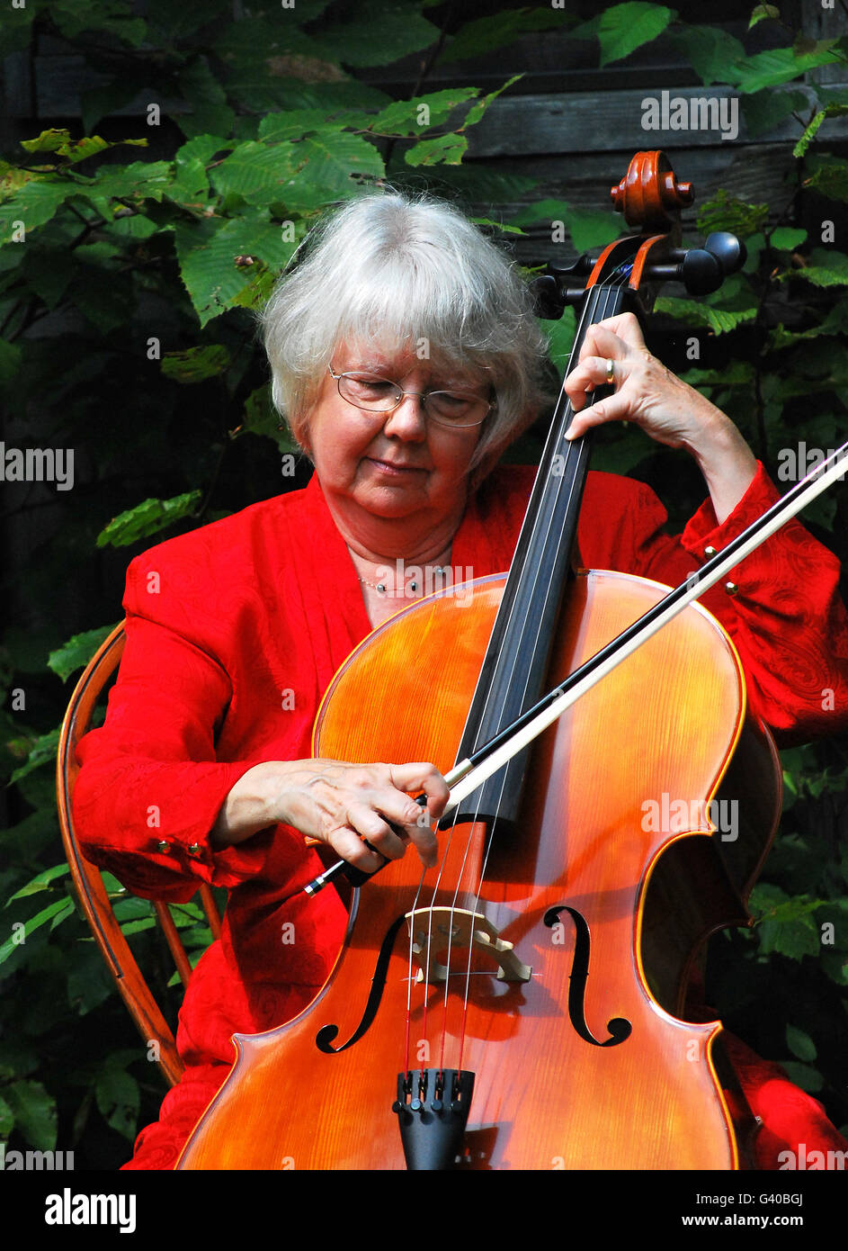 Female cellist hi-res stock photography and images - Alamy