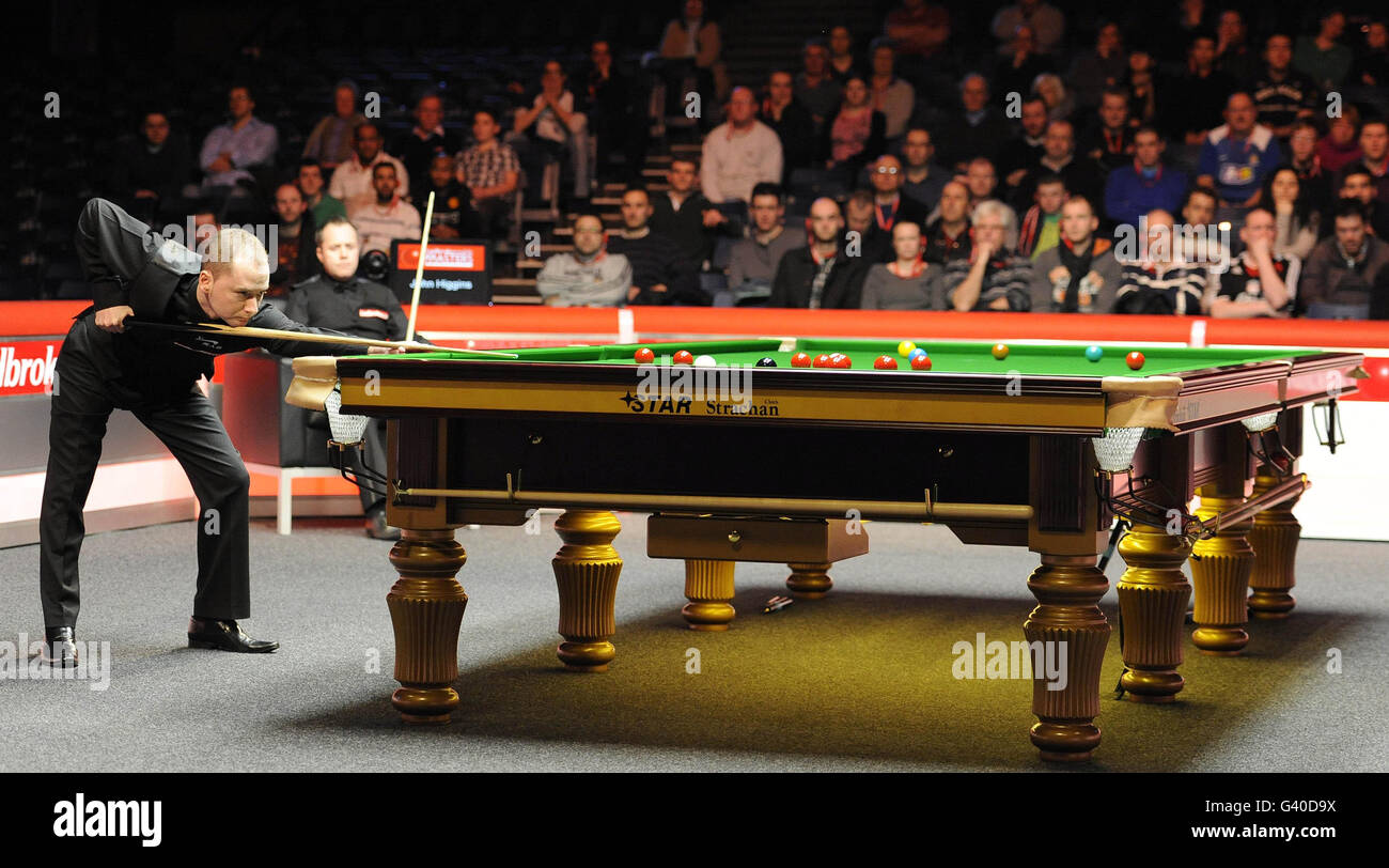 Graeme Dott in action against John Higgins during the Ladbrokes Mobile ...