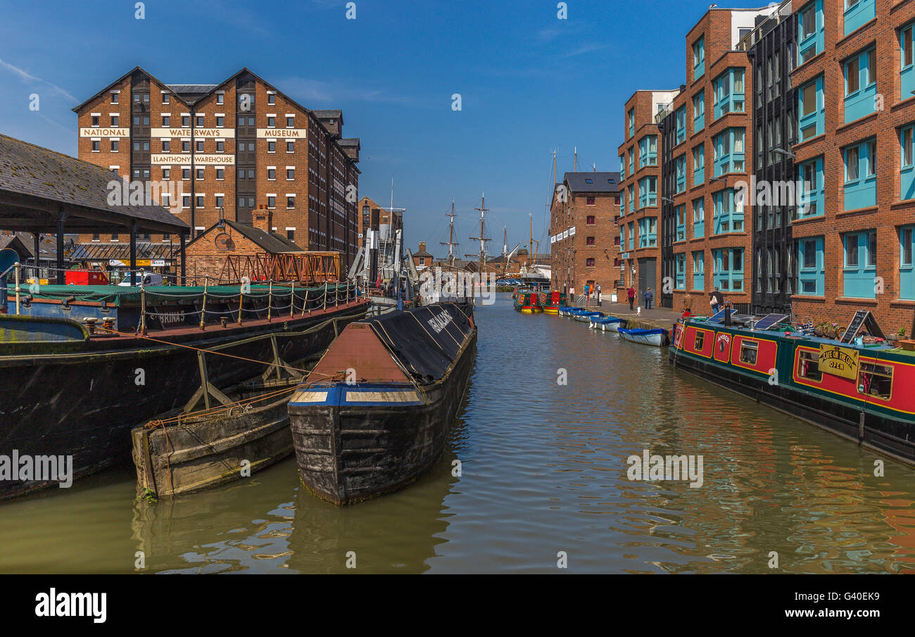 Narrow boats gloucester docks hi-res stock photography and images - Alamy