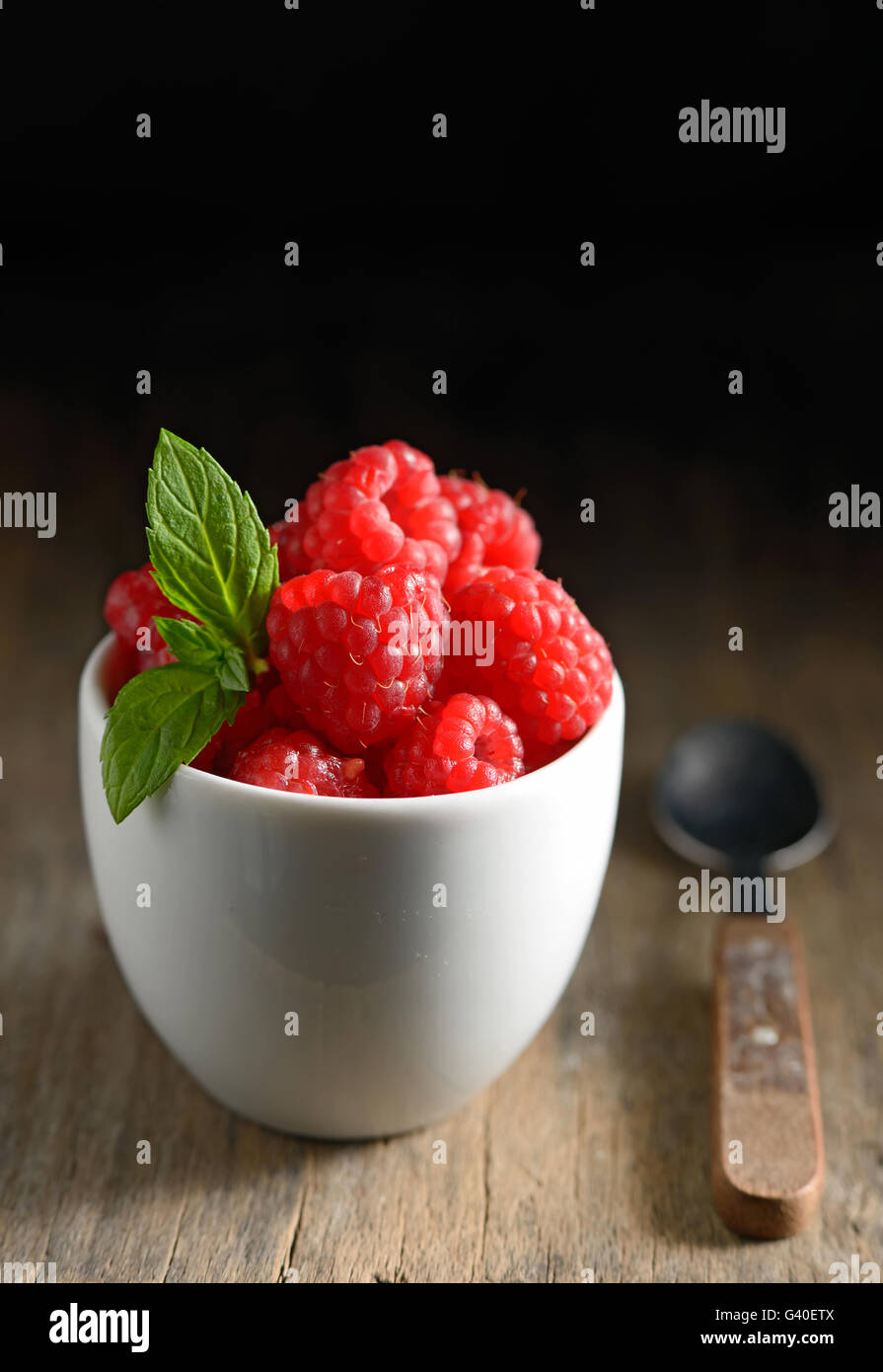 Wild raspberry in ceramic bowl and mint leaves Stock Photo - Alamy