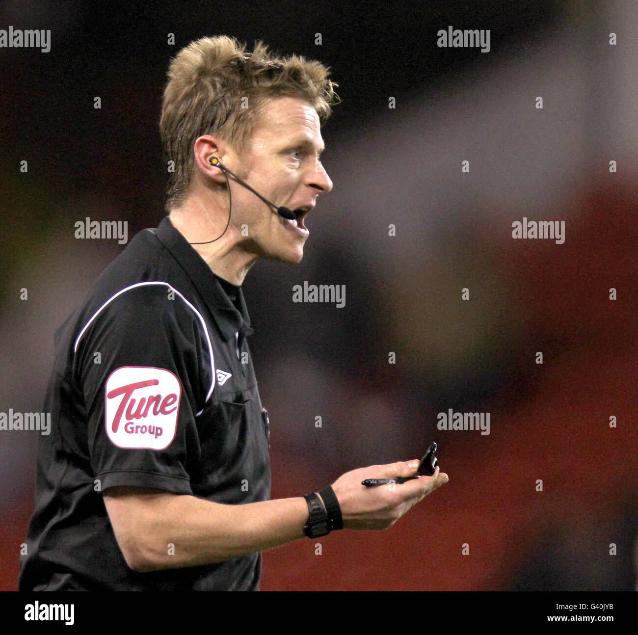 Match referee michael jones hi-res stock photography and images - Alamy