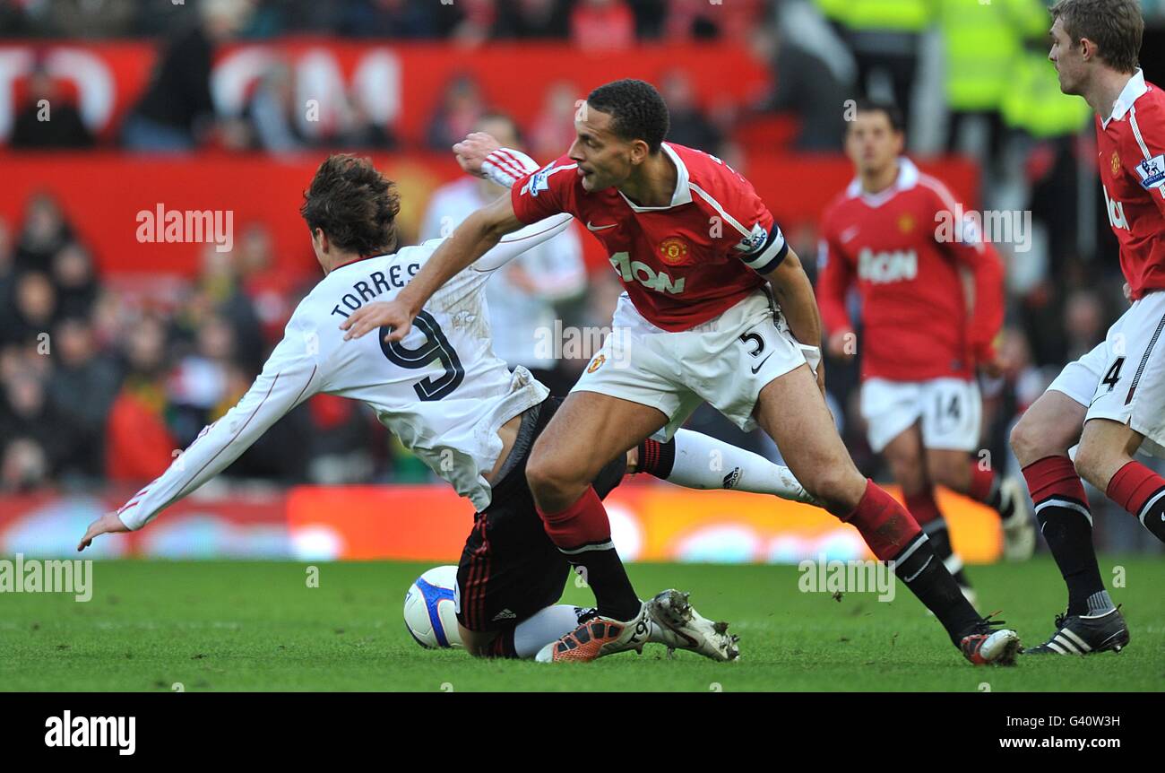Manchester uniteds rio ferdinand battle hi-res stock photography and ...