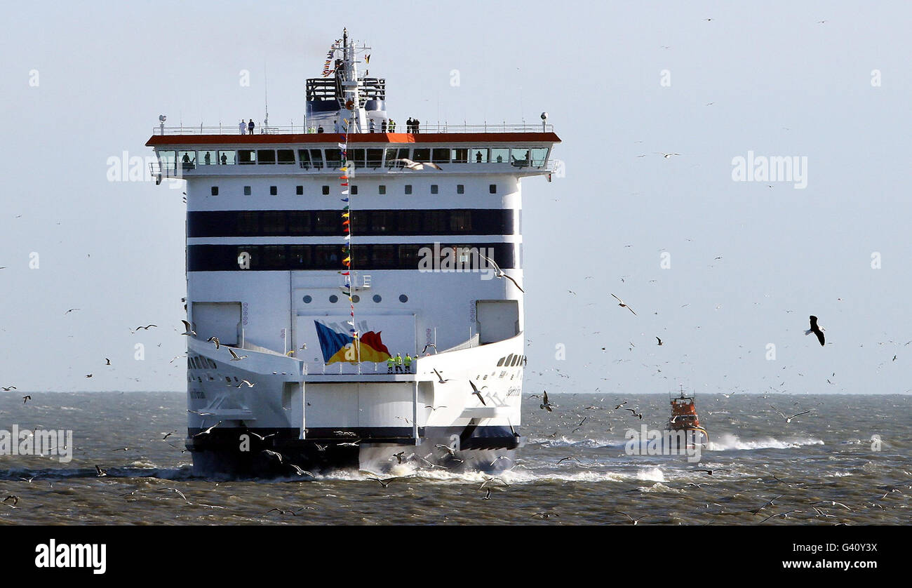 The Dover lifeboat alongside the new P&O Ferries largest cross Channel ...