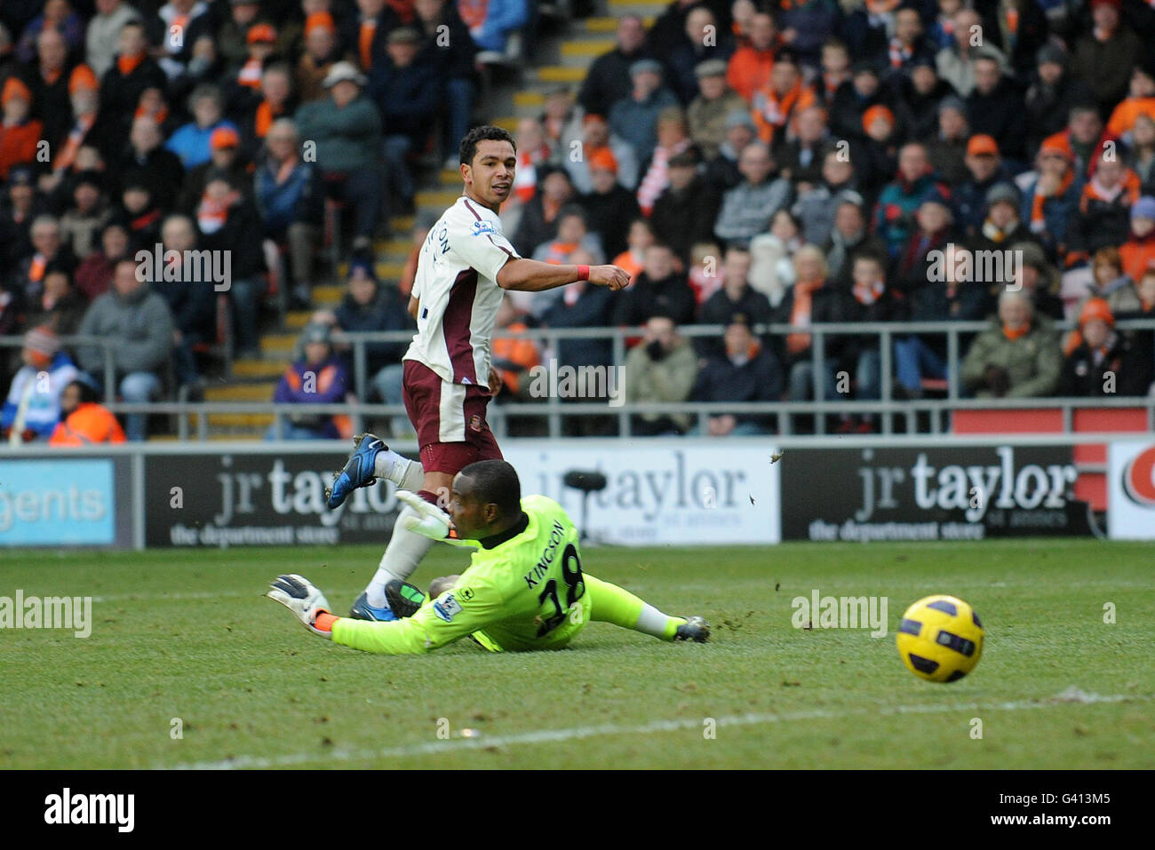 Sunderland's Kieran Richardson beats Blackpool's Richard Kingson to ...