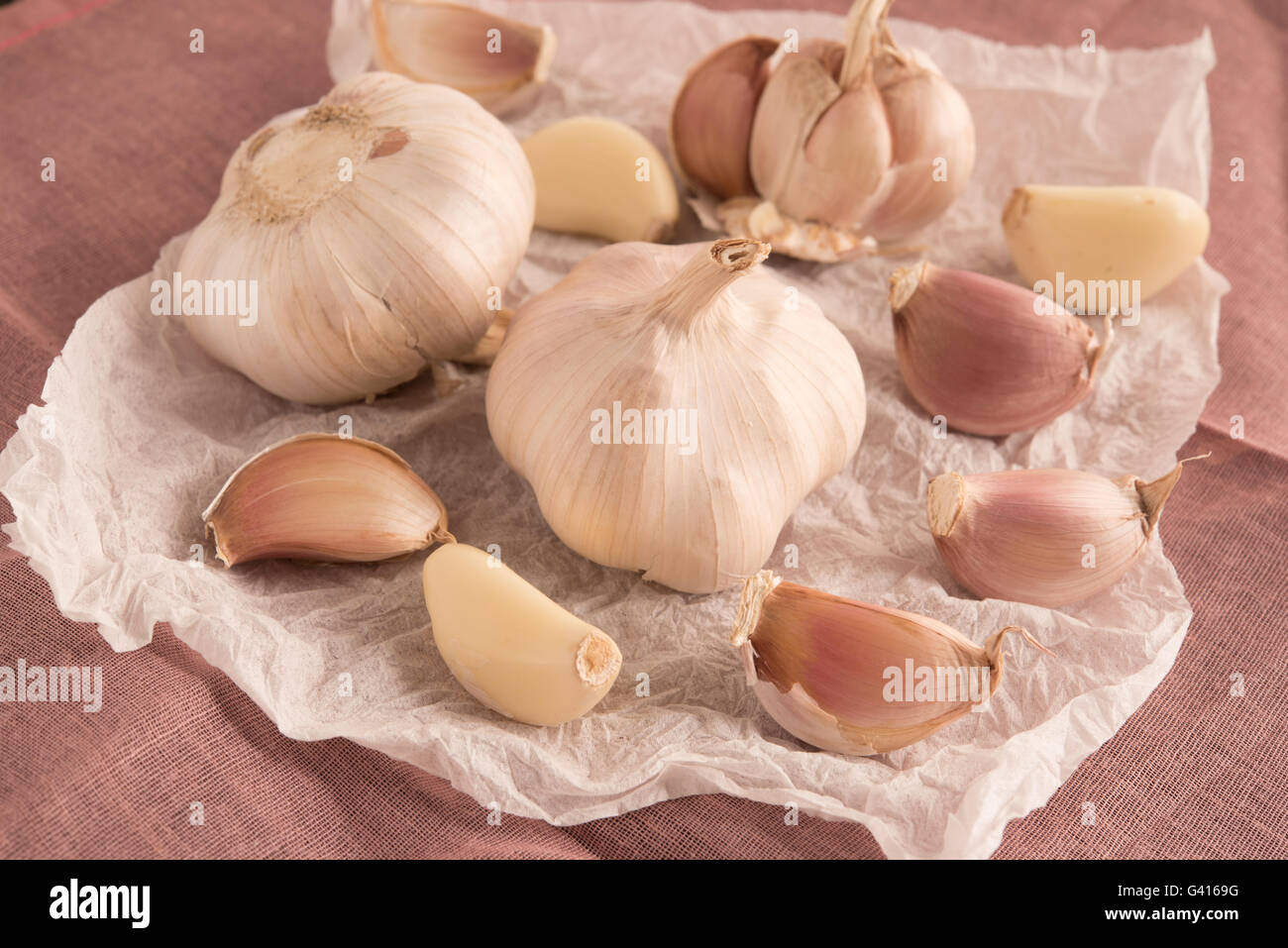 raw garlic on a white tissue paper Stock Photo - Alamy
