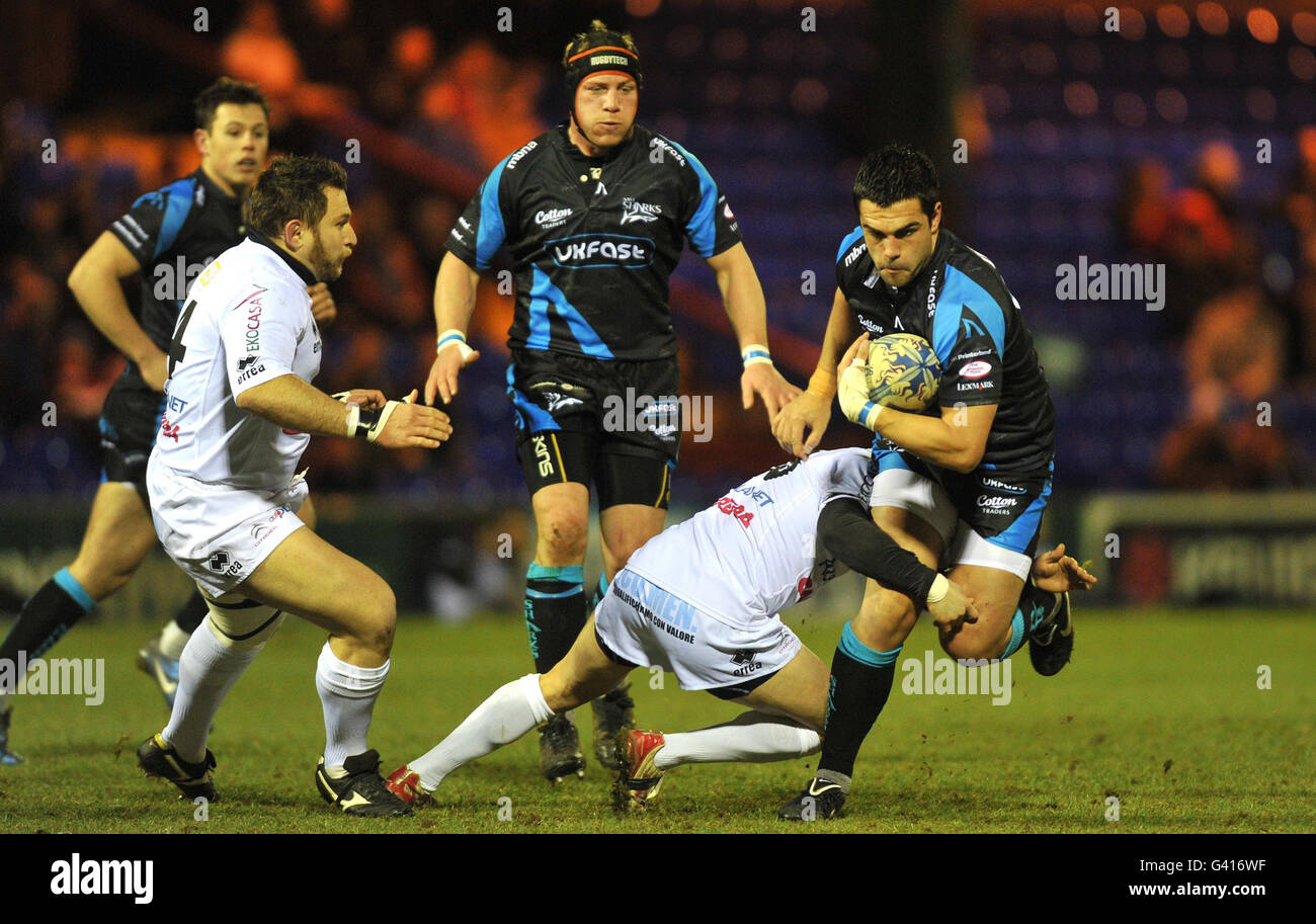 Rugbyu amlin full length tackling mangsm hi-res stock photography and ...