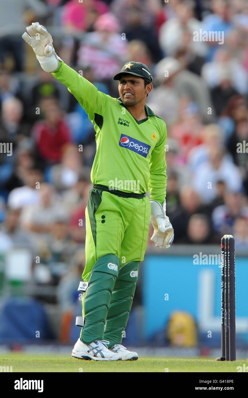 Pakistan wicketkeeper hi-res stock photography and images - Alamy