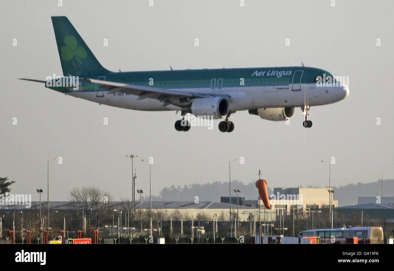 Aer lingus crew hi-res stock photography and images - Alamy