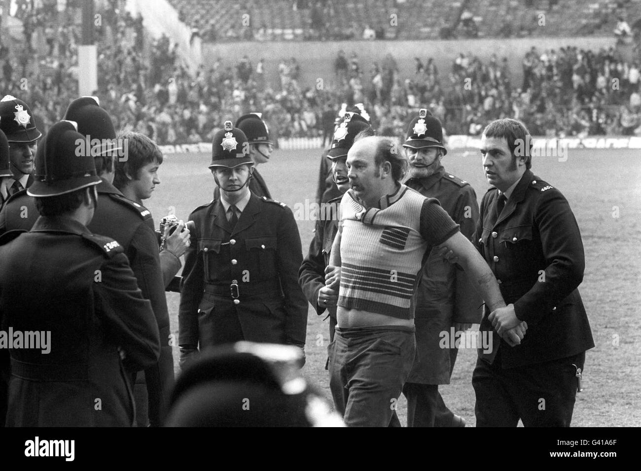 Manchester old trafford crowd Black and White Stock Photos & Images - Alamy