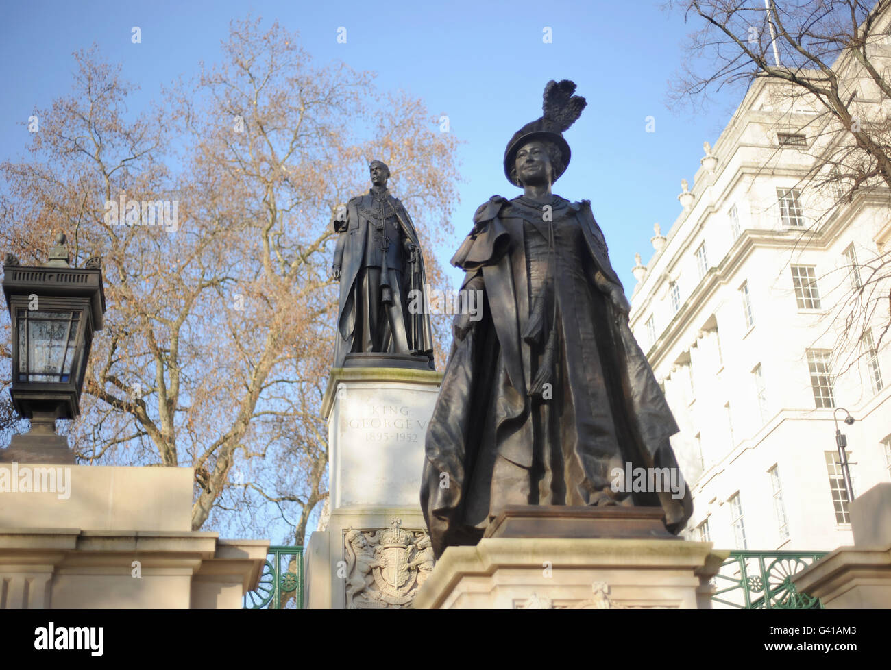 Statues of george vi and elizabeth the queen mother hi-res stock ...