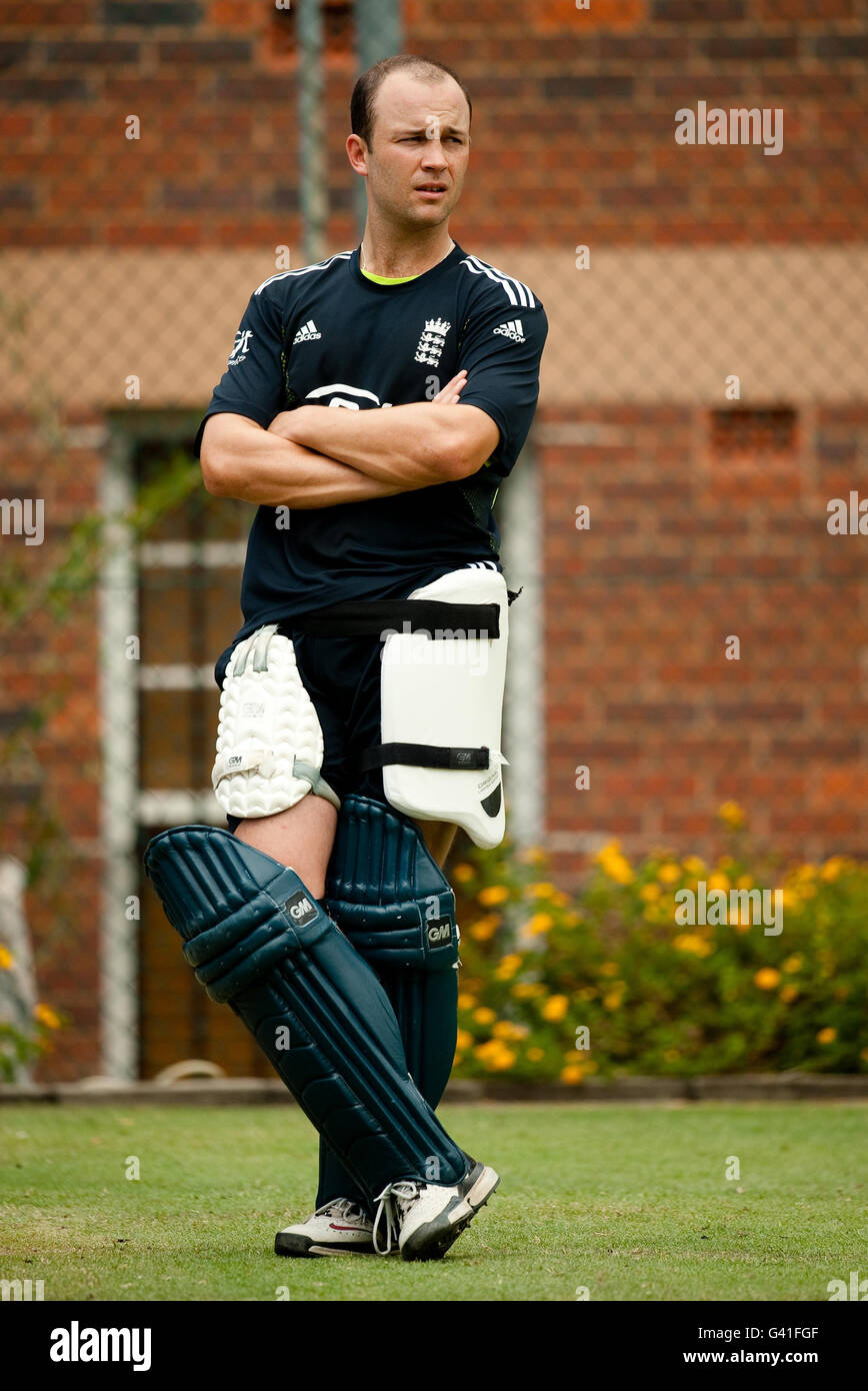 Cricket england full length standing mangsb hi-res stock photography ...