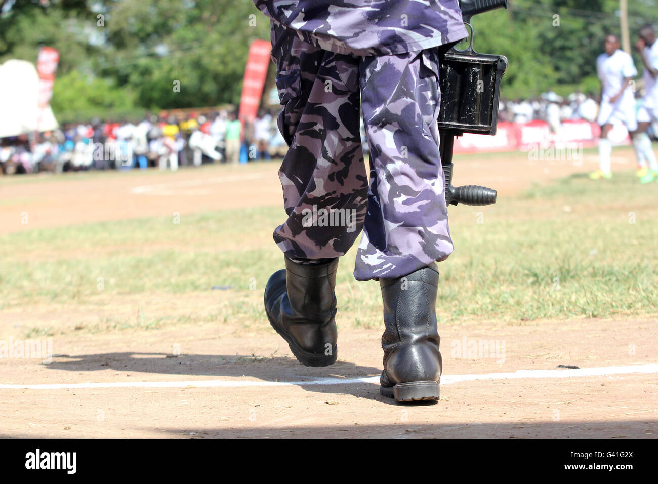 A Ugandan Police officer pictured in Kampala city Stock Photo - Alamy