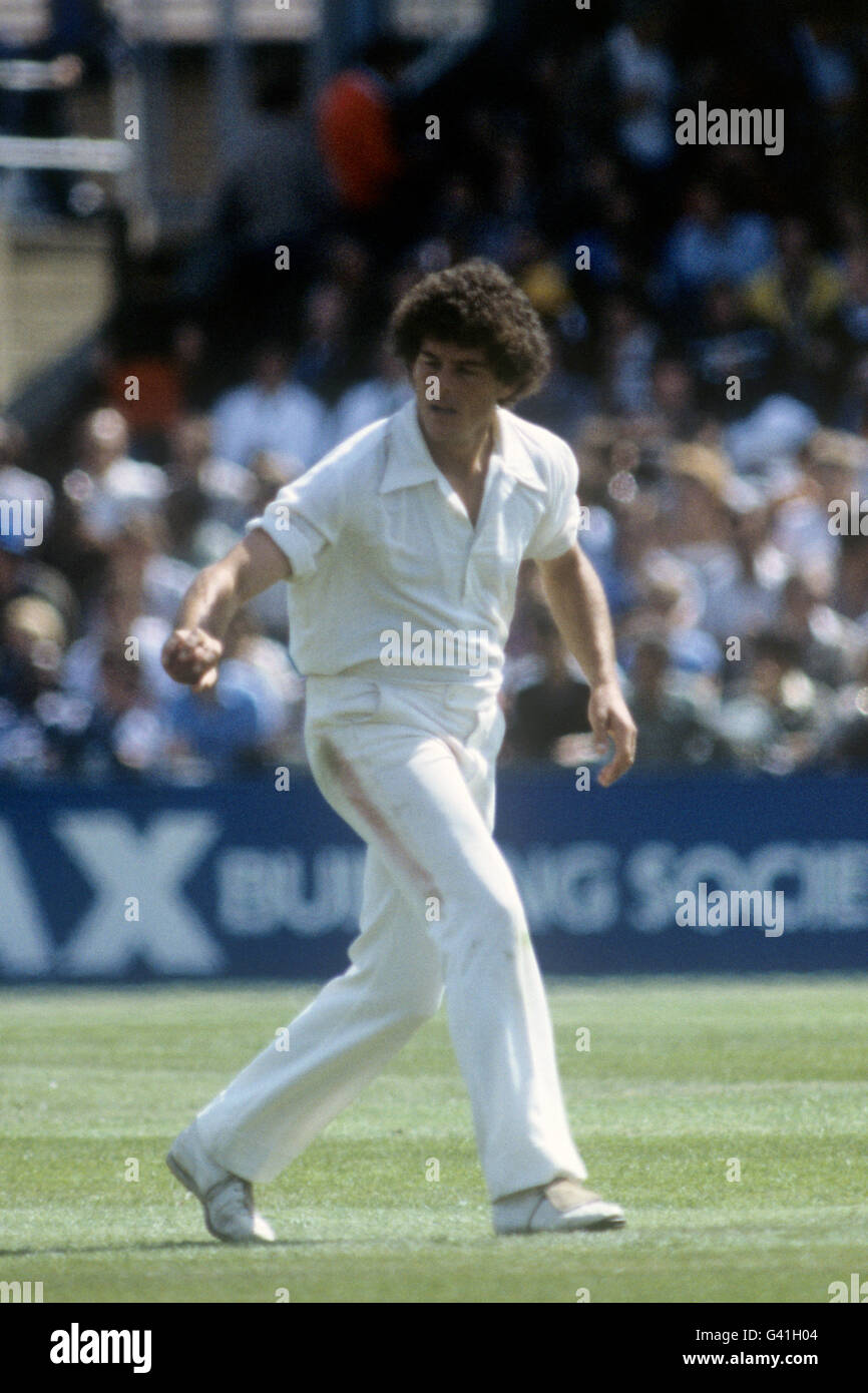 Australias mike whitney prepares to bowl hi-res stock photography and ...
