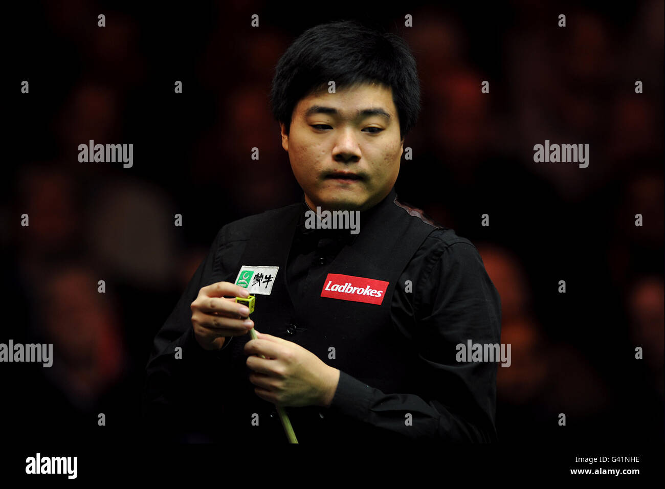 Chalking snooker cue hi-res stock photography and images - Alamy