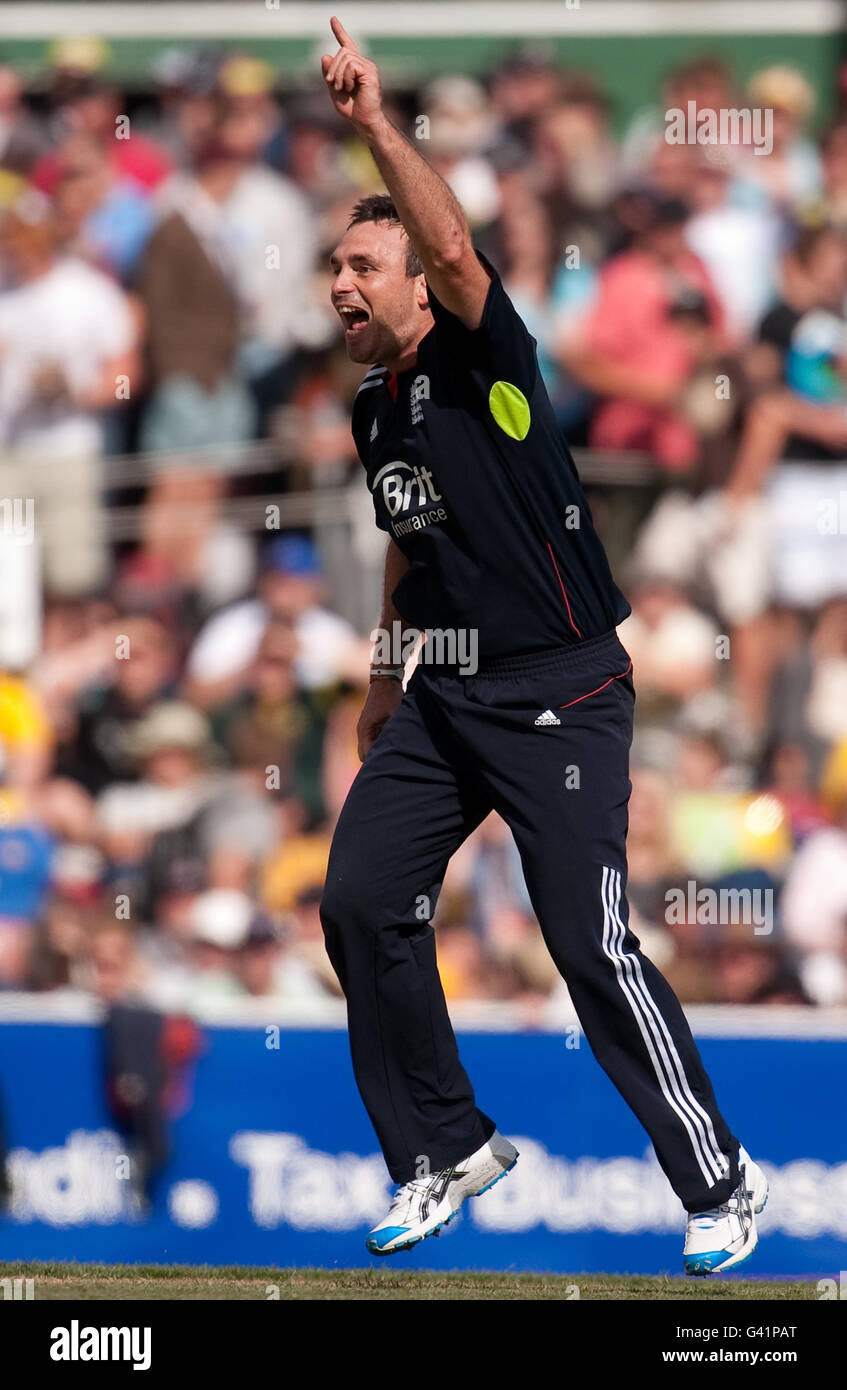 England's Michael Yardy celebrates dismissing Australia's Brett Lee ...