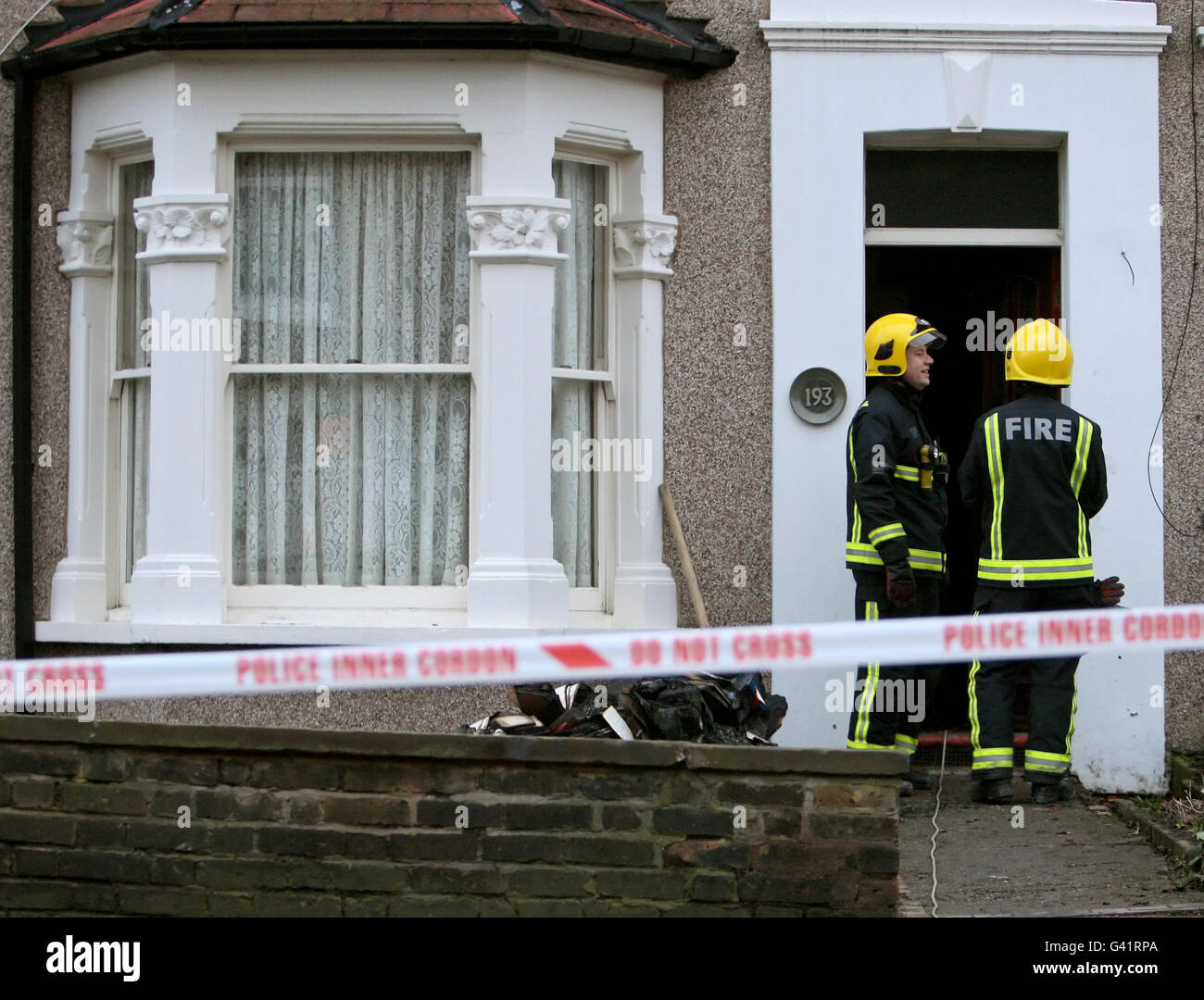 Firefighters scene fire in eltham hi-res stock photography and images ...