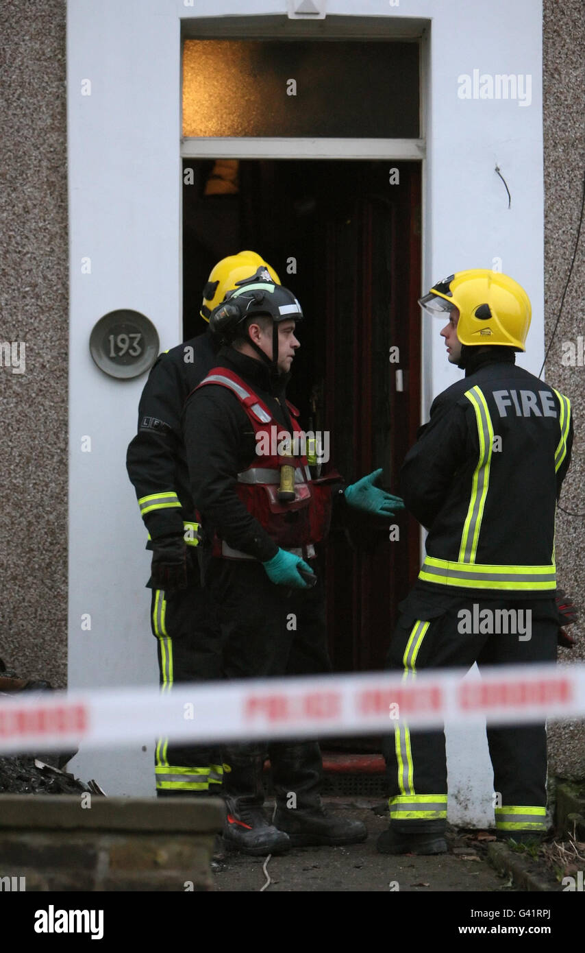 Firefighters scene fire in eltham hi-res stock photography and images ...