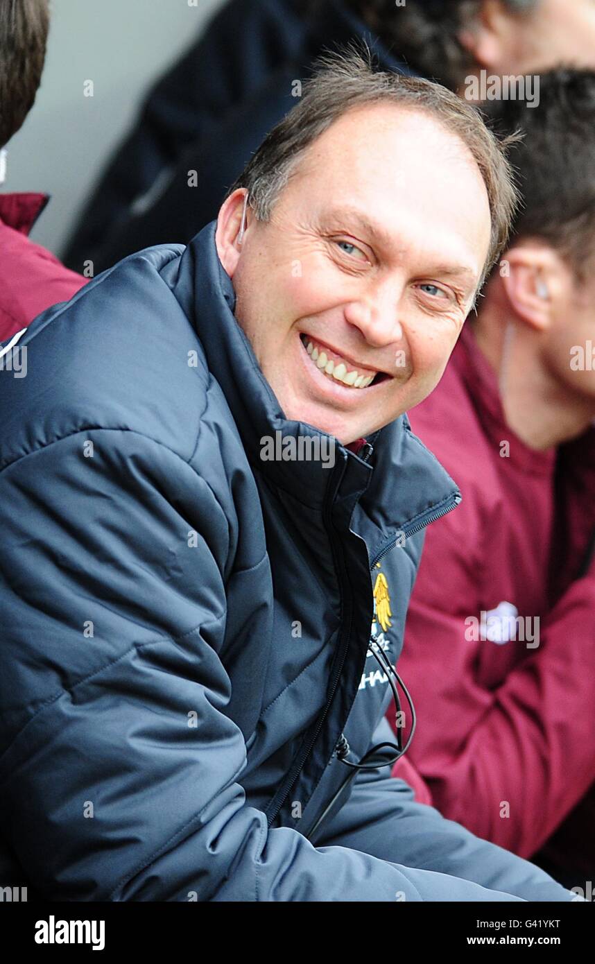 Manchester city first team coach hi-res stock photography and images ...