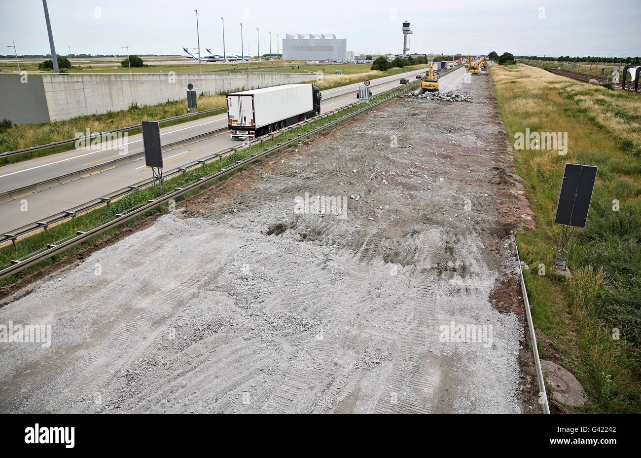 Schkeuditz, Germany. 16th June, 2016. The remains of the roadway on ...