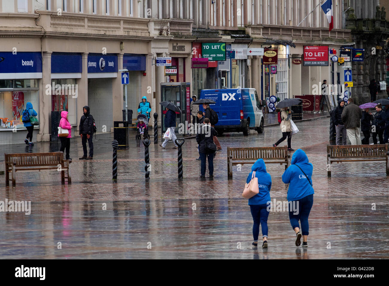 Dundee, Tayside, Scotland, UK. June 17th 2016. UK Weather: Daily life ...