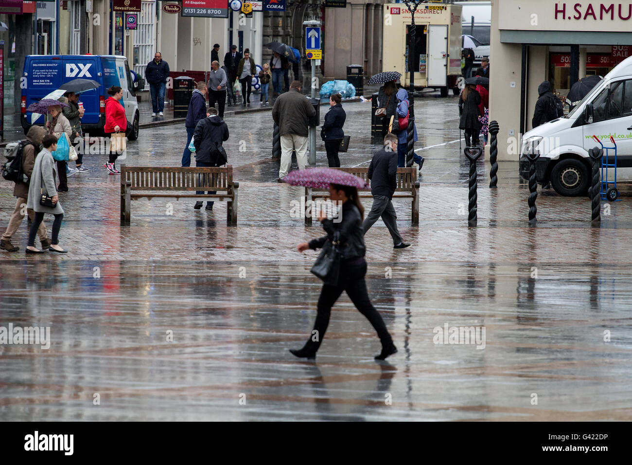 Dundee, Tayside, Scotland, UK. June 17th 2016. UK Weather: Daily life ... Dundee, Tayside, Scotland, UK. June 17th 2016. UK Weather: Daily life ...