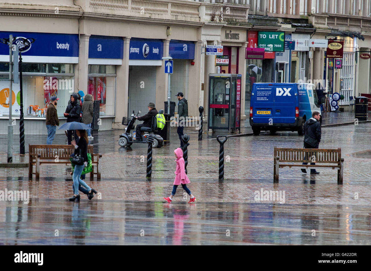 Dundee, Tayside, Scotland, UK. June 17th 2016. UK Weather: Daily life ...