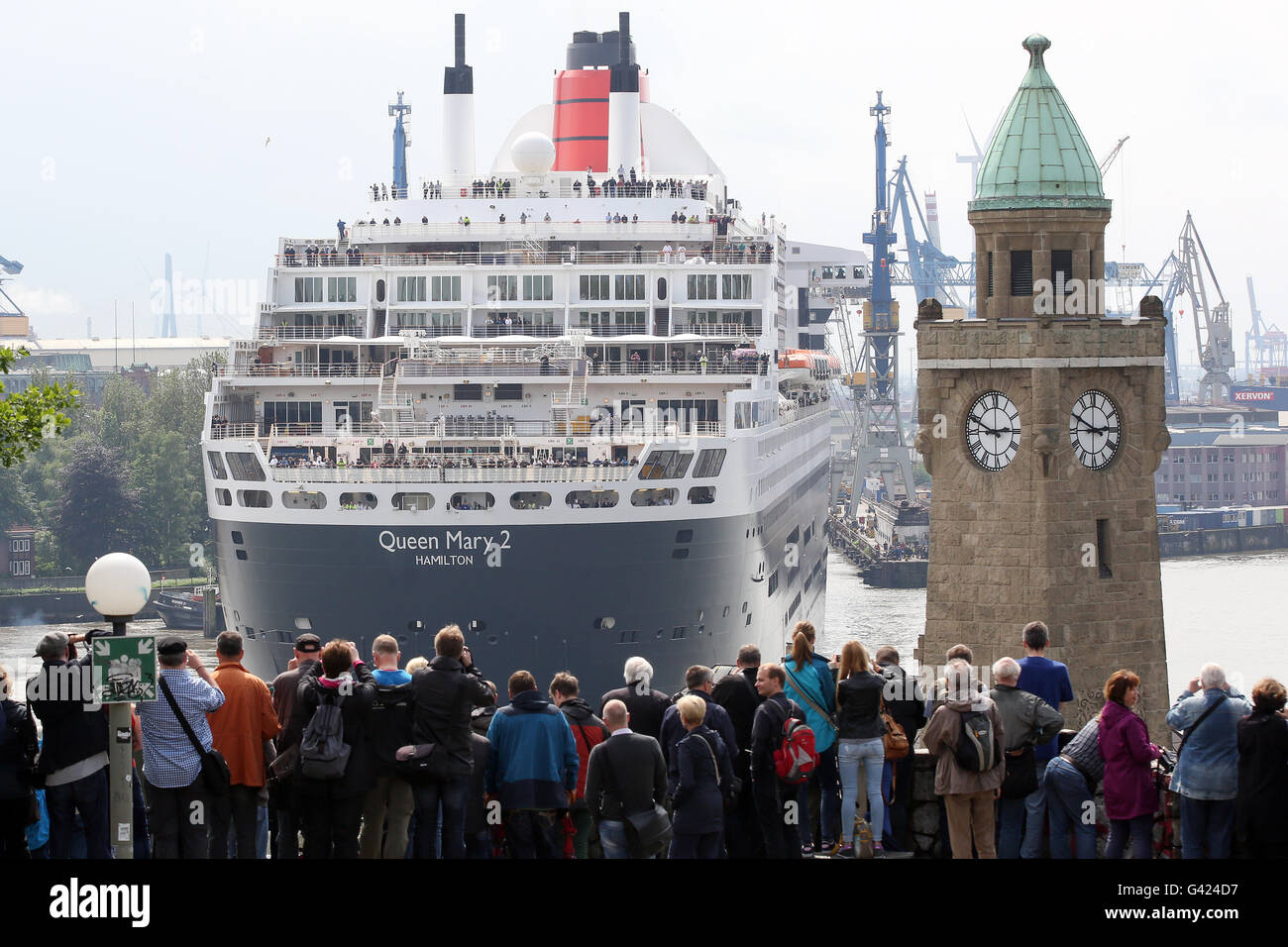 Hamburg, Germany. 17th June, 2016. The cruise ship 'Queen Mary 2 ...