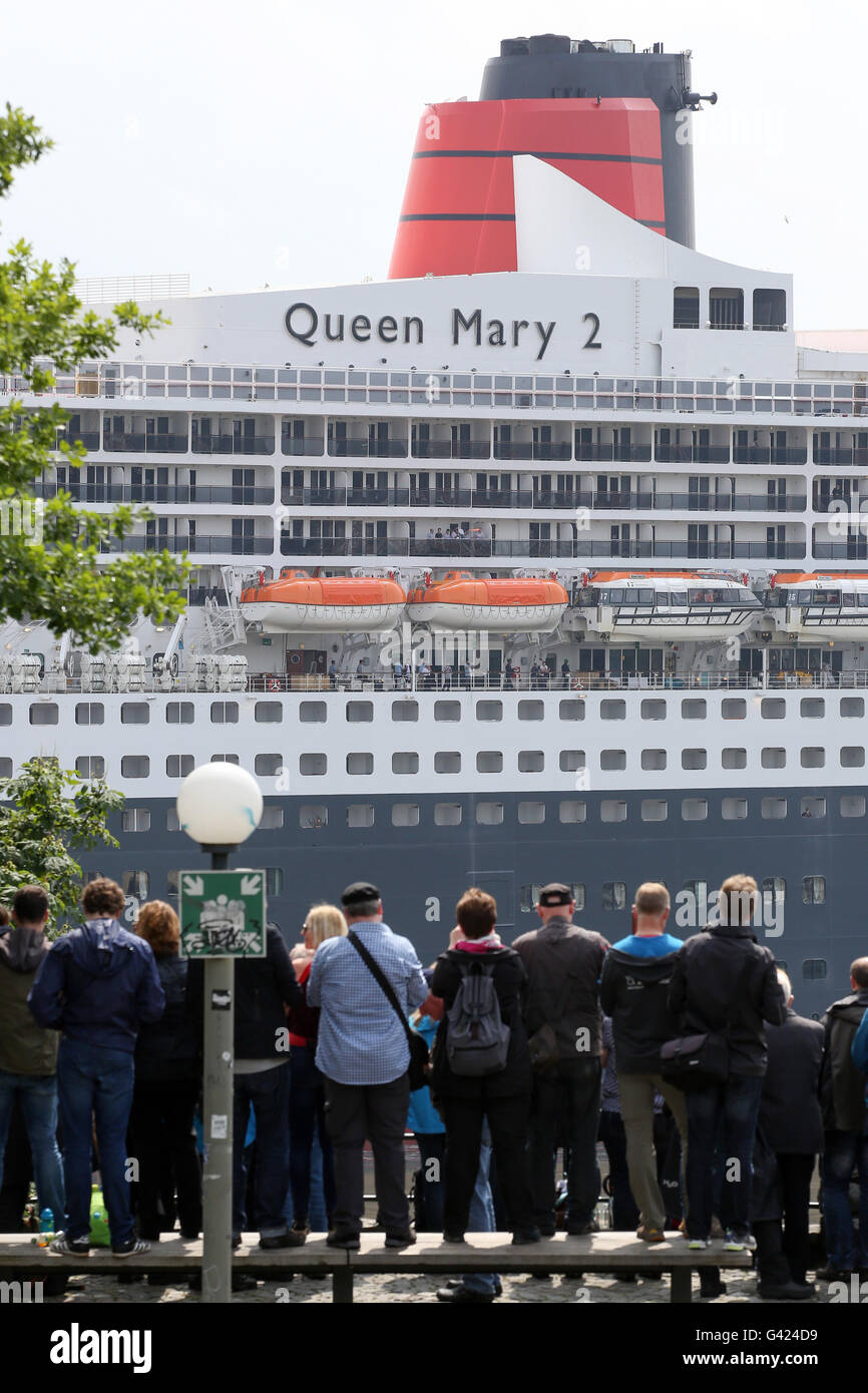 Hamburg, Germany. 17th June, 2016. The cruise ship 'Queen Mary 2 ...