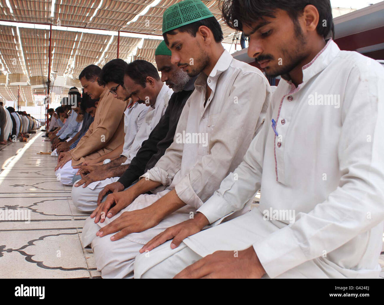 Muslims offering Salat-e-Jumma on the eve of second Friday during Holy ...