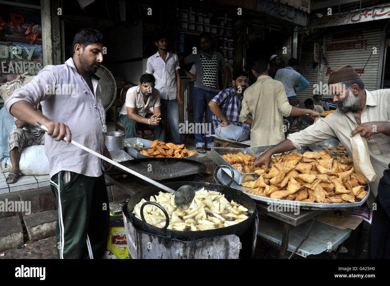 Karachi vendor hi-res stock photography and images - Alamy