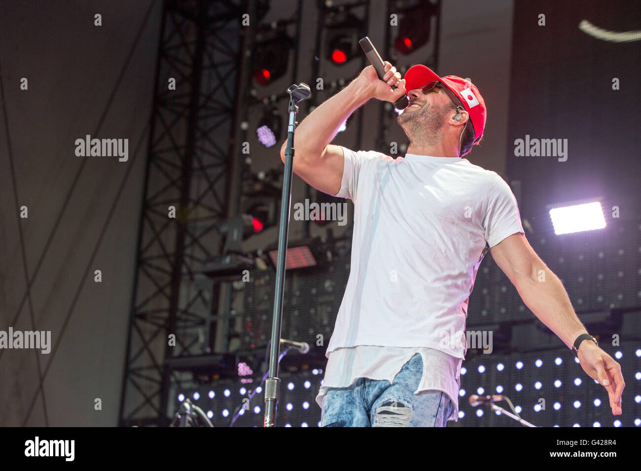 Chicago, Illinois, USA. 17th June, 2016. Country singer SAM HUNT ...