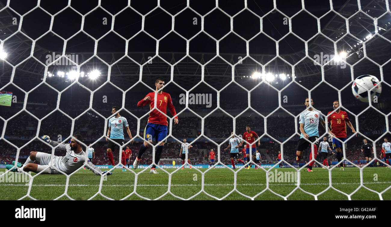 Nice, France. 17th June, 2016. dpatopbilder - Alvaro Morata (L) of ...