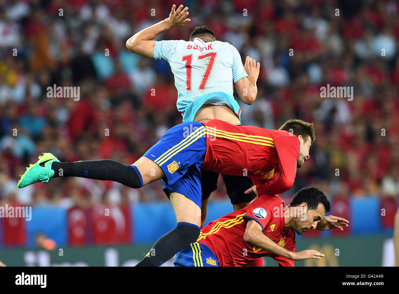 Nizza, France. 17th June, 2016. Gerard Pique (C) and Sergio Busquets of ...