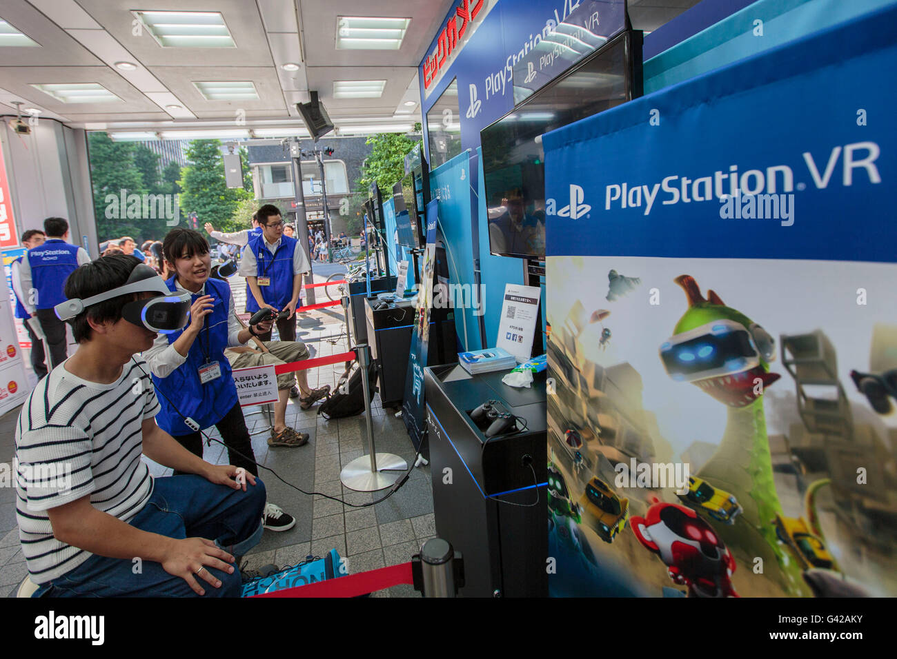Tokyo, Japan. 18th June, 2016. People experience PlayStation's VR ...
