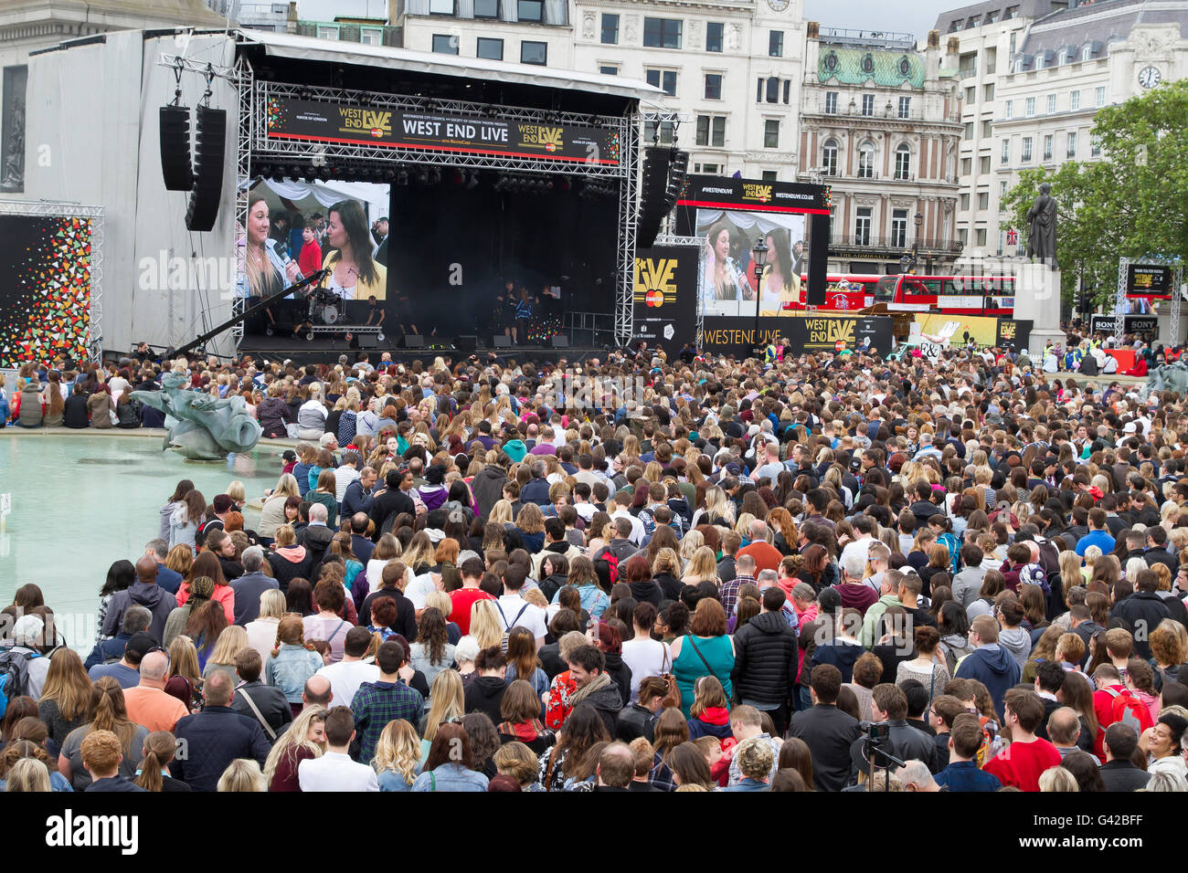 Wicked west end live audience hi-res stock photography and images - Alamy
