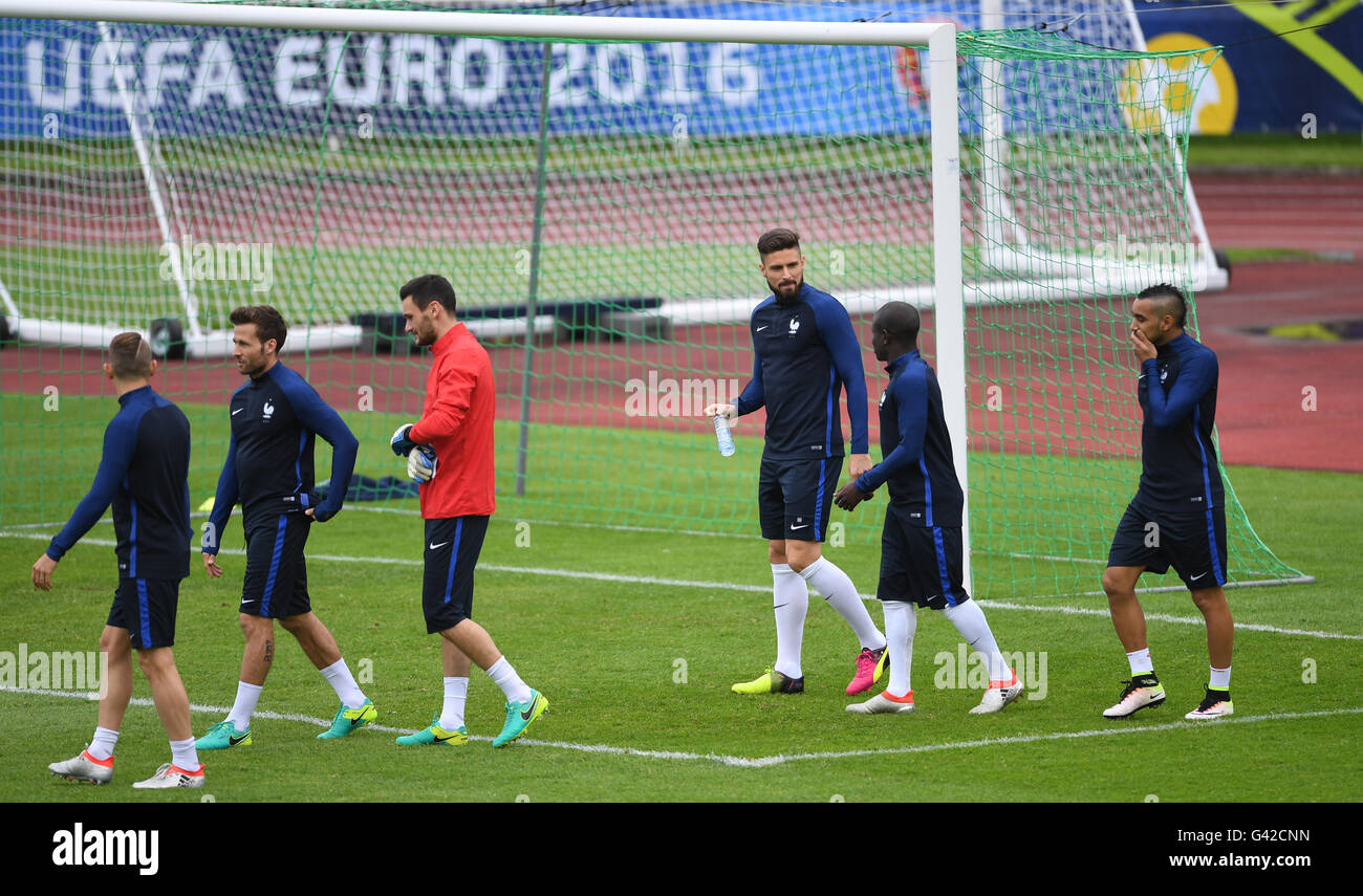 Players of France arrive for a training session of team France at the ...
