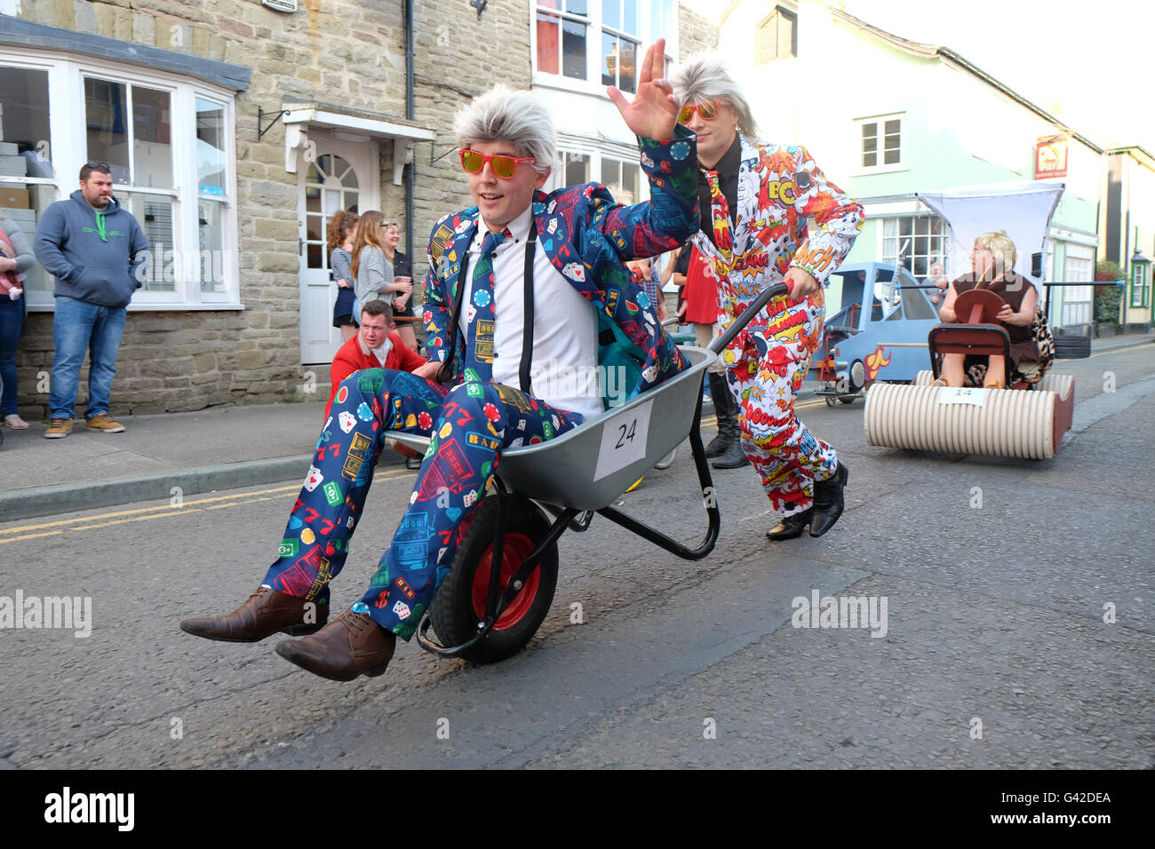 Competitors race fancy dress hi-res stock photography and images - Alamy