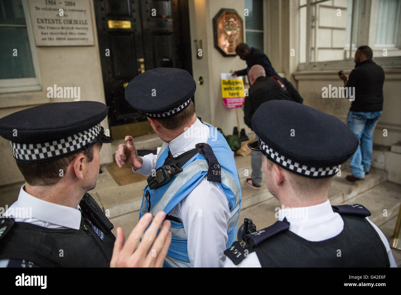 Immigration officers refugee camp hi-res stock photography and images ...