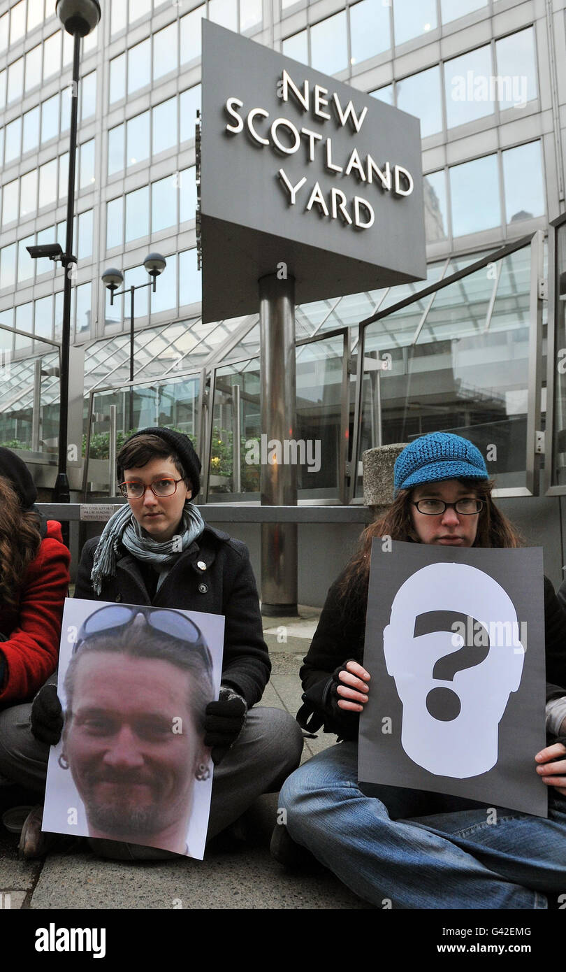 Protesters with signs hi-res stock photography and images - Alamy