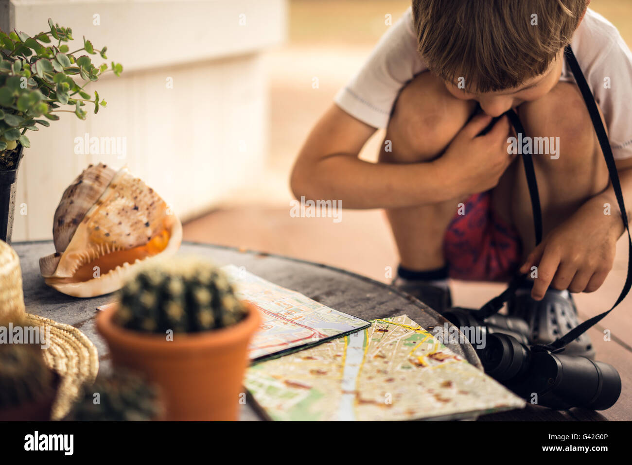 Child exploring map hi-res stock photography and images - Alamy