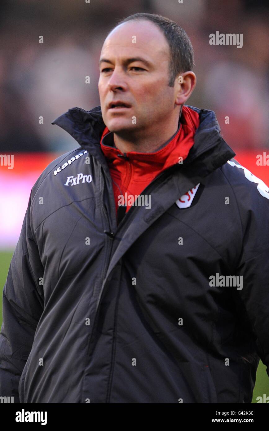 Fulham first team doctor hi-res stock photography and images - Alamy