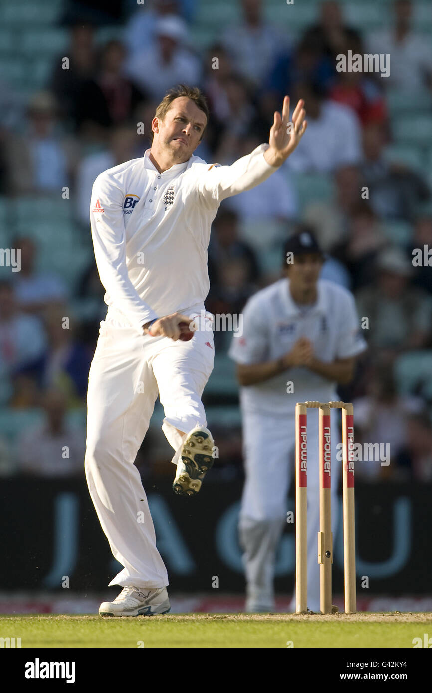 Full length cricketer cricketers cricket bowler bowling bowls hi-res ...