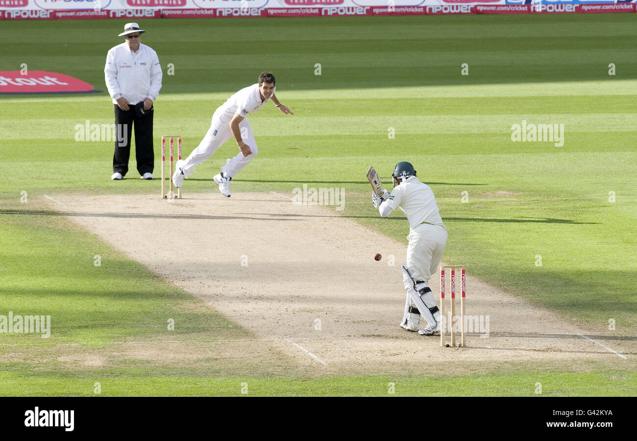 Full length cricketer cricketers cricket bowler bowling bowls hi-res ...