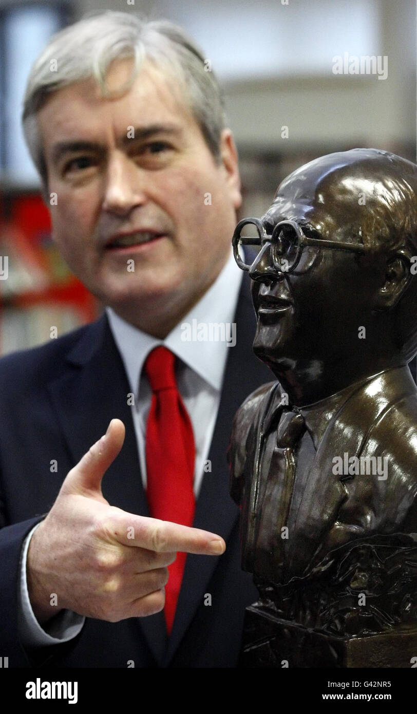 Unveils statue hi-res stock photography and images - Alamy