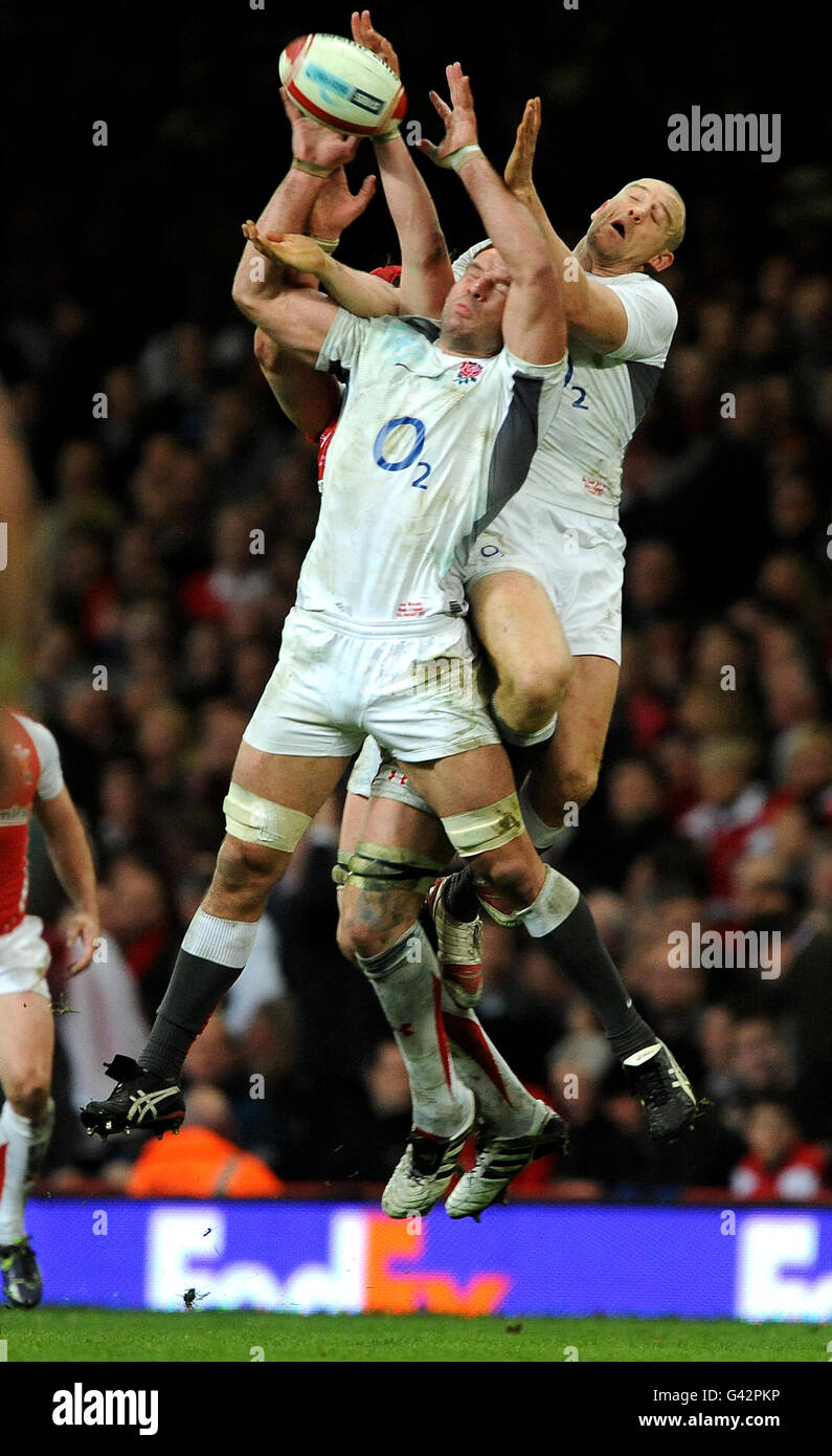 England's Joe Worsley and Mike Tindall (right) go up for a high ball ...